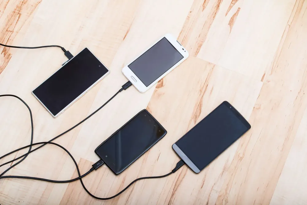 10 Best Travel Tech Gadgets for Your Phone (2017 Edition)
