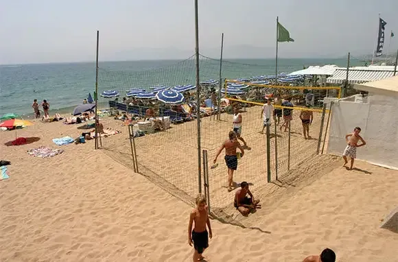10 Things You Should Never Do at the Beach