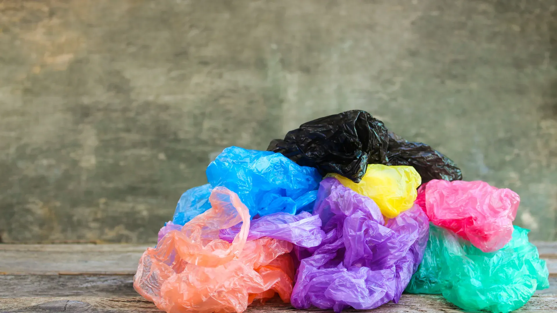 12 Clever Ways to Use Plastic Bags When You Travel