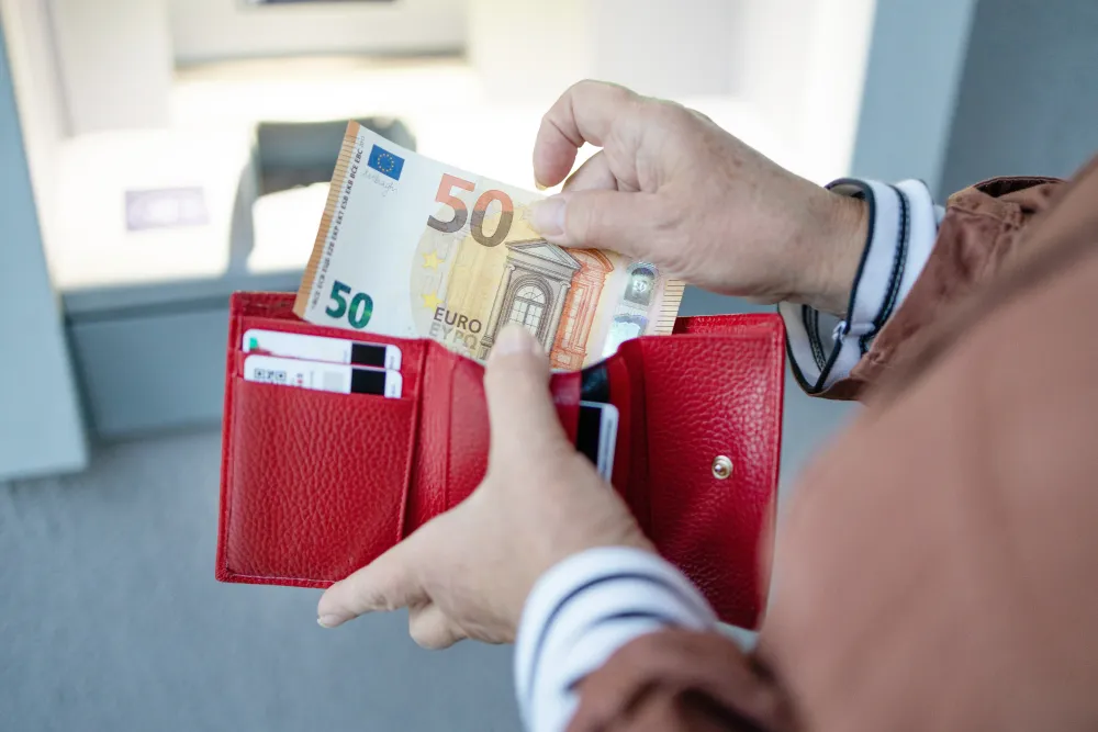 How to Carry Money When Traveling