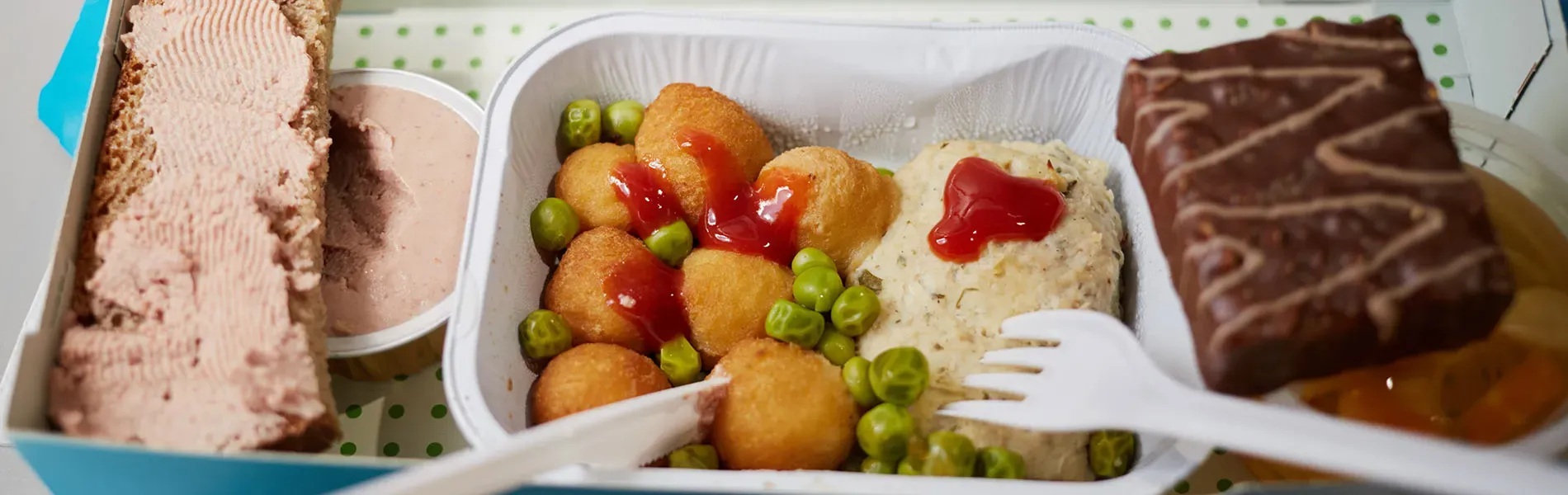 A Guide to Airline Meals and Snacks on 10 Major U.S. Carriers