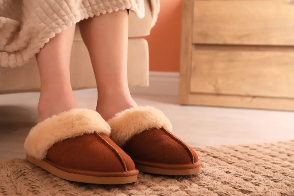 The 5 Best Indoor/Outdoor Slippers for Travelers | SmarterTravel