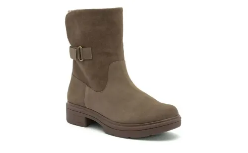 The 7 Best Walking Boots for Travel | SmarterTravel